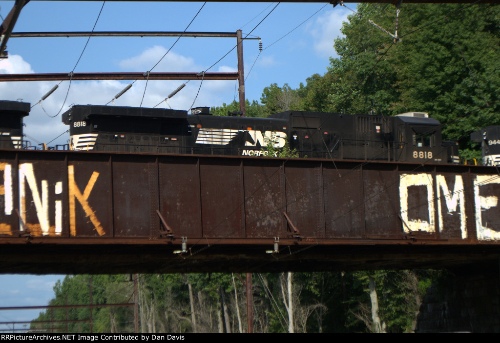 NS C40-9 8818 in the middle on 14G